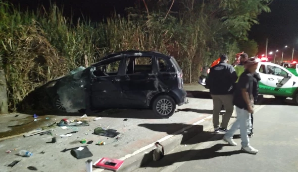 Carro em alta velocidade capota ao tentar desviar de cone em estrada de ...